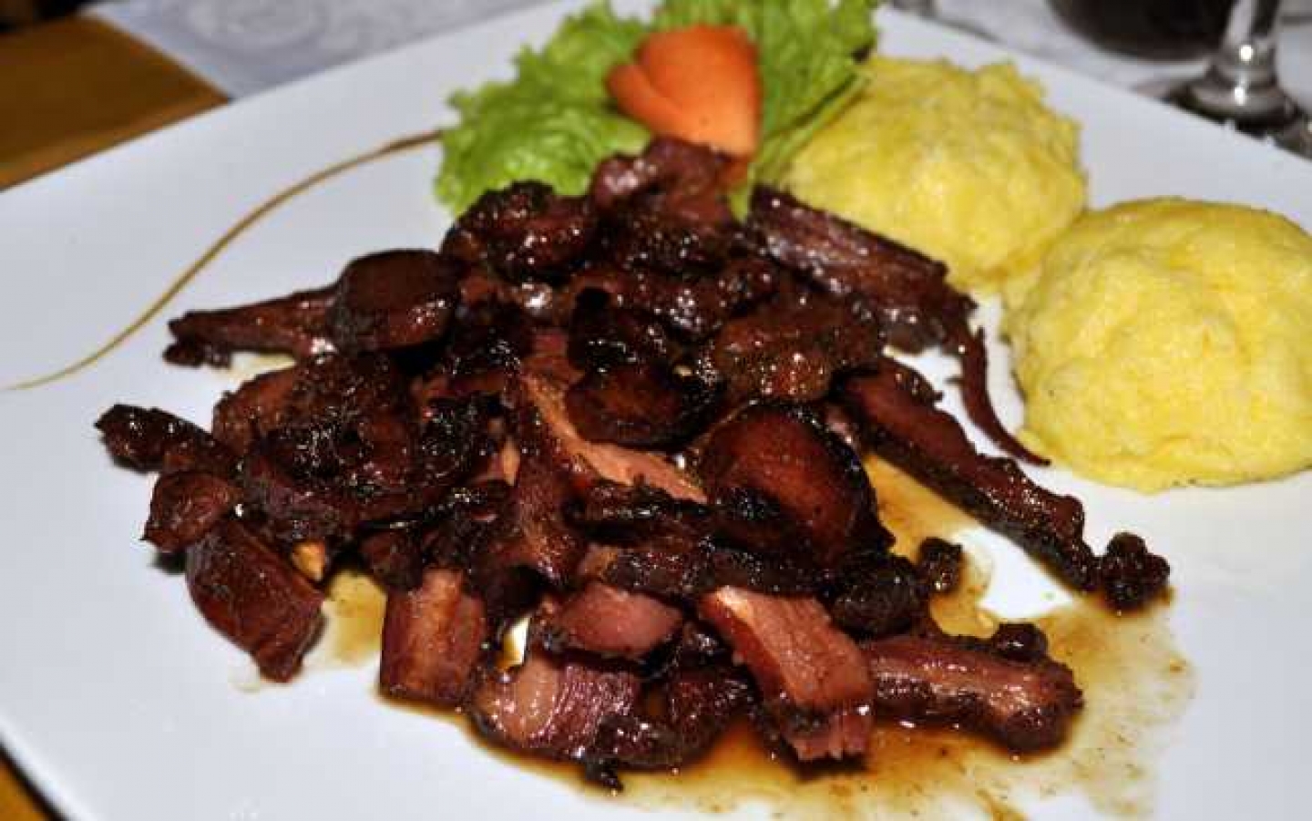 Pastrama de oaie la ceaun cu mamaliguta - Livrare la domiciliu in Ploiesti